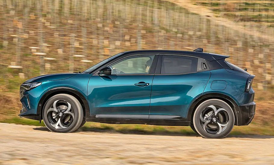 Alfa Romeo Junior (2025): Testfahrt mit Elettrica Veloce & Ibrida Q4