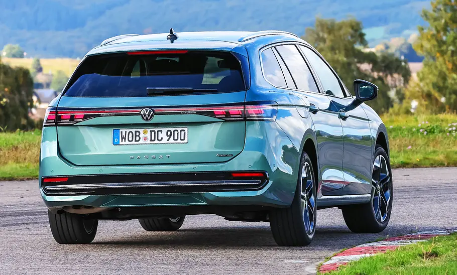 Elegantes Vw Passat Elektro Ebenbild