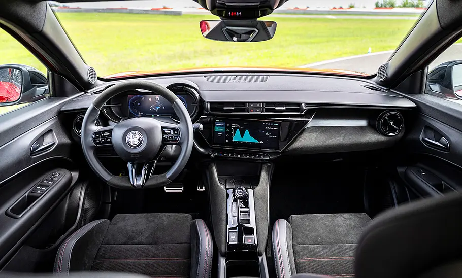 Alfa Romeo Junior (2025): Testfahrt mit Elettrica Veloce & Ibrida Q4