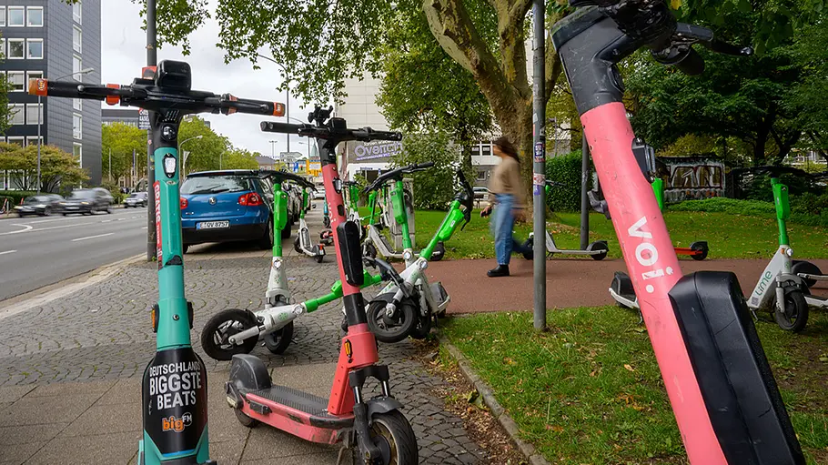 Blinker, Parken & Haftung: Diese neue E-Scooter-Regeln kommen