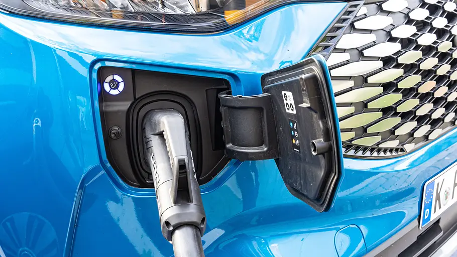 Ford E-Tourneo vs. VW ID. Buzz: Welcher E-Van ist besser?