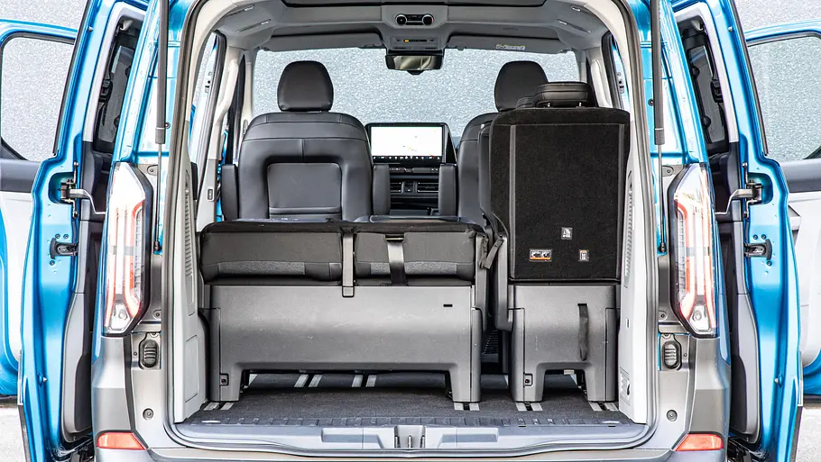Ford E-Tourneo vs. VW ID. Buzz: Welcher E-Van ist besser?