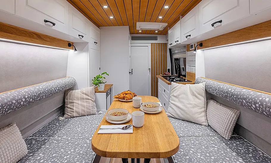 Freedo RV 599 LU: Ungewöhnlicher Camper mit Hecksitzgruppe