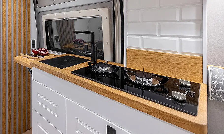 Freedo RV 599 LU: Ungewöhnlicher Camper mit Hecksitzgruppe