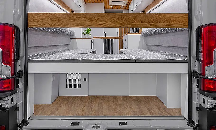 Freedo RV 599 LU: Ungewöhnlicher Camper mit Hecksitzgruppe