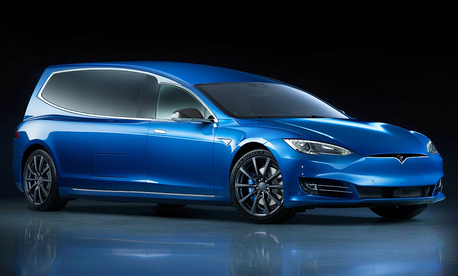 Tesla Model S: Binz-Umbau zum Bestattungswagen