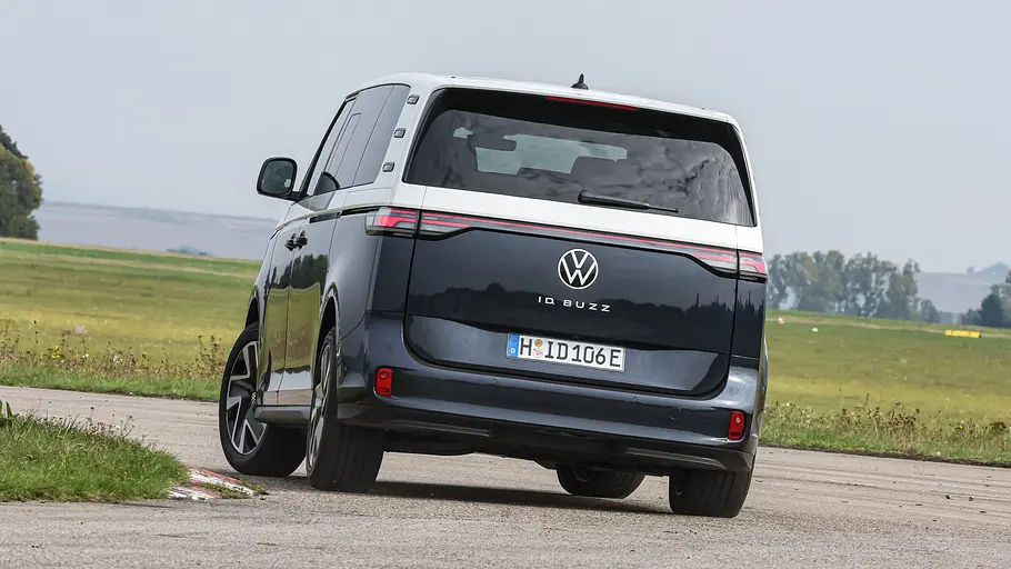 Ford E-Tourneo vs. VW ID. Buzz: Welcher E-Van ist besser?